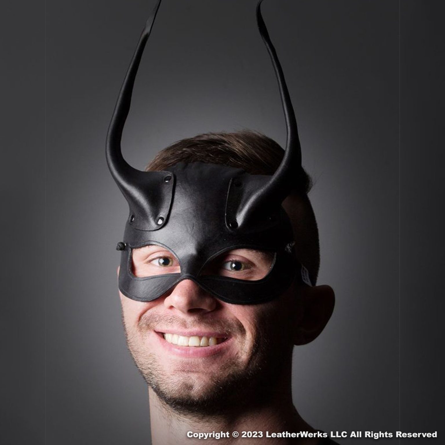 Night Creature Mask - Perfect for mysterious scenarios